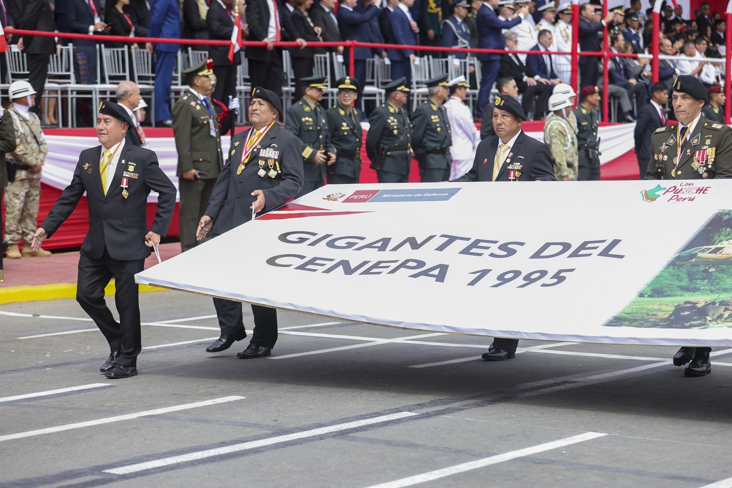Gran Parada y Desfile Cívico Militar con ocasión del 202° aniversario ...